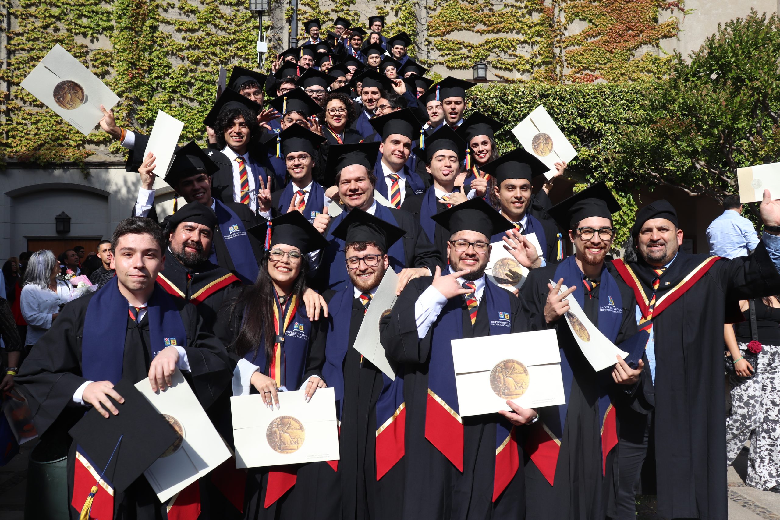 Informática entrega más de 150 títulos profesionales en solemne ceremonia - Departamento de ...